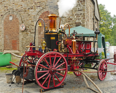 Kostenloses Foto: Uralte Dampf-Feuerspritze - pixelio.de